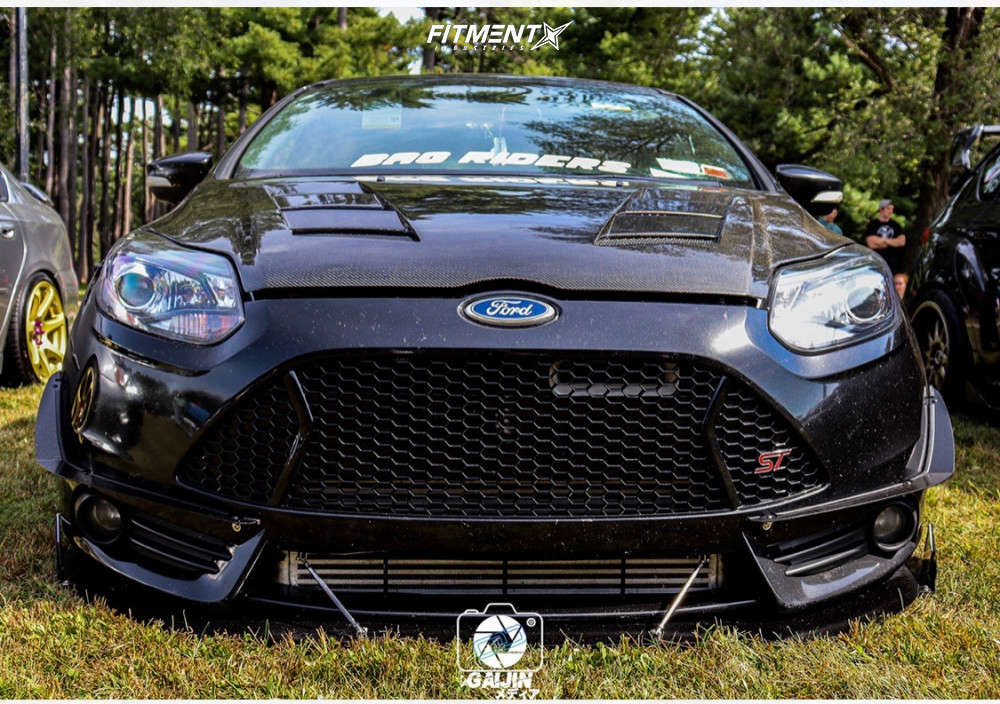 2014 Ford Focus ST with 18x8.5 ESR Sr08 and Federal 225x30 on Air ...
