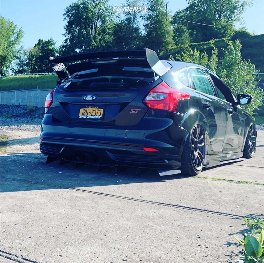 2014 Ford Focus ST with 18x8.5 ESR Sr08 and Federal 225x30 on Air ...