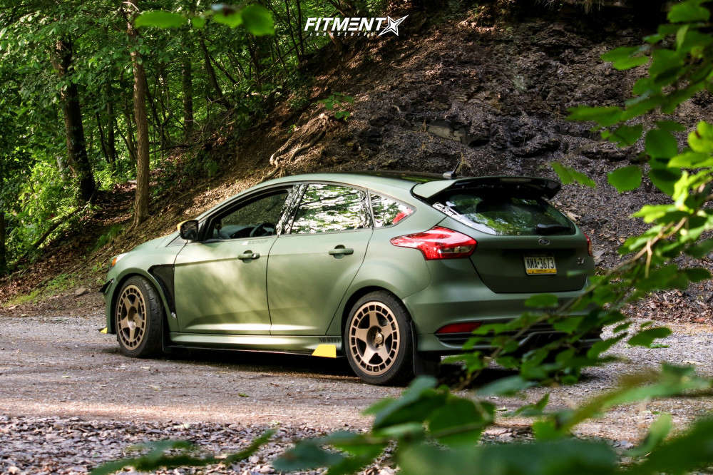 2018 Ford Focus ST with 18x9 Fifteen52 Turbomac and Firestone 245x40 on ...