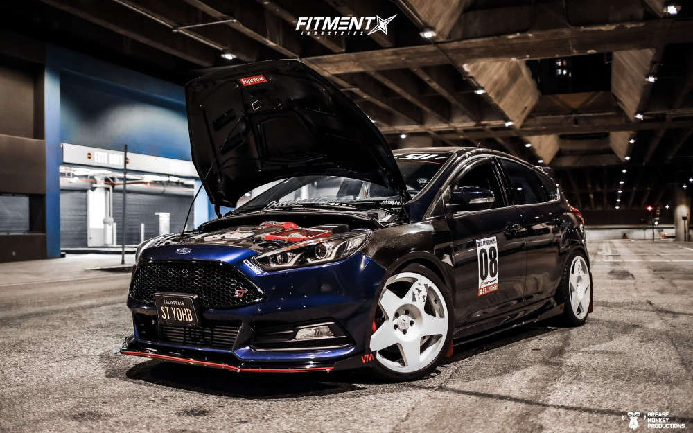 2016 Ford Focus ST with 19x8.5 Fifteen52 Tarmac and Michelin 235x35 on ...