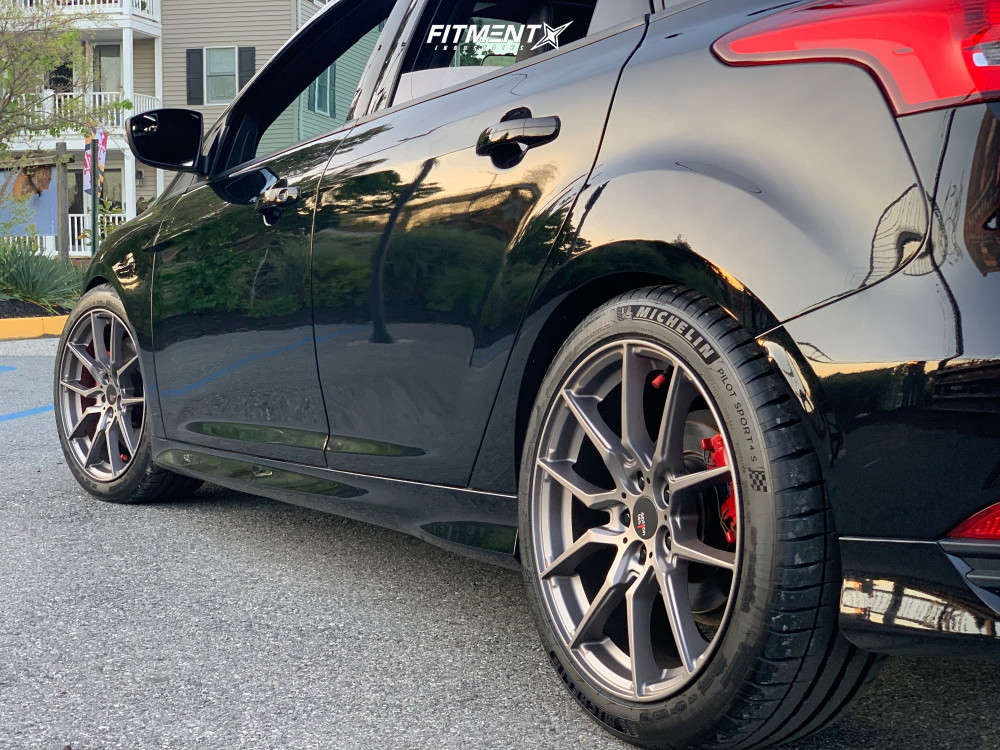 2016 Ford Focus ST with 18x8.5 Option Lab R716 and Michelin 245x40 on ...