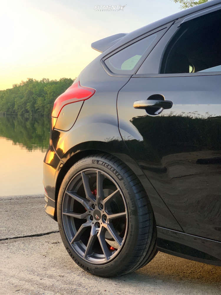 2016 Ford Focus ST with 18x8.5 Option Lab R716 and Michelin 245x40 on ...