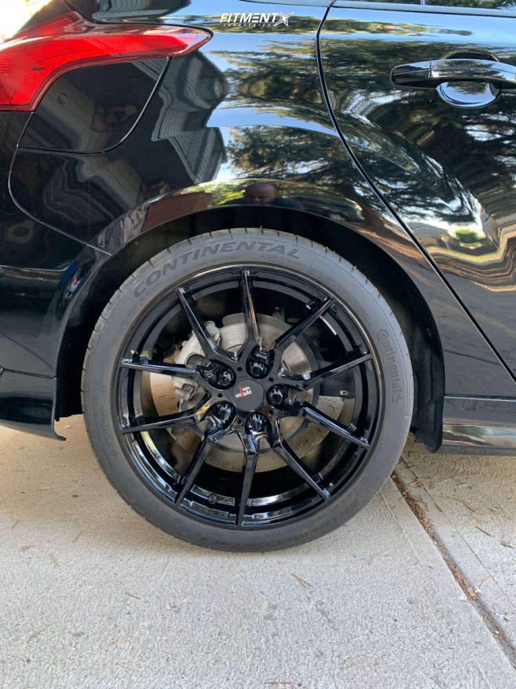 2017 Ford Focus ST with 18x8.5 Option Lab R716 and Continental 255x35 ...