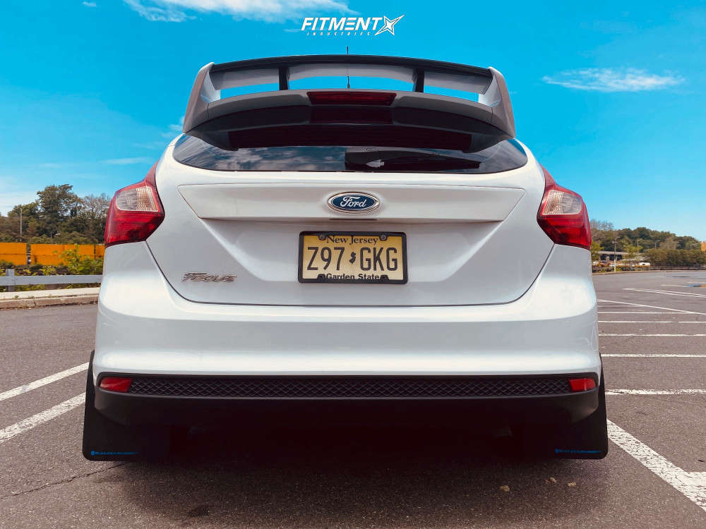 2014 Ford Focus SE with 19x8.5 Touren Tr76 and Pirelli 235x35 on Stock ...