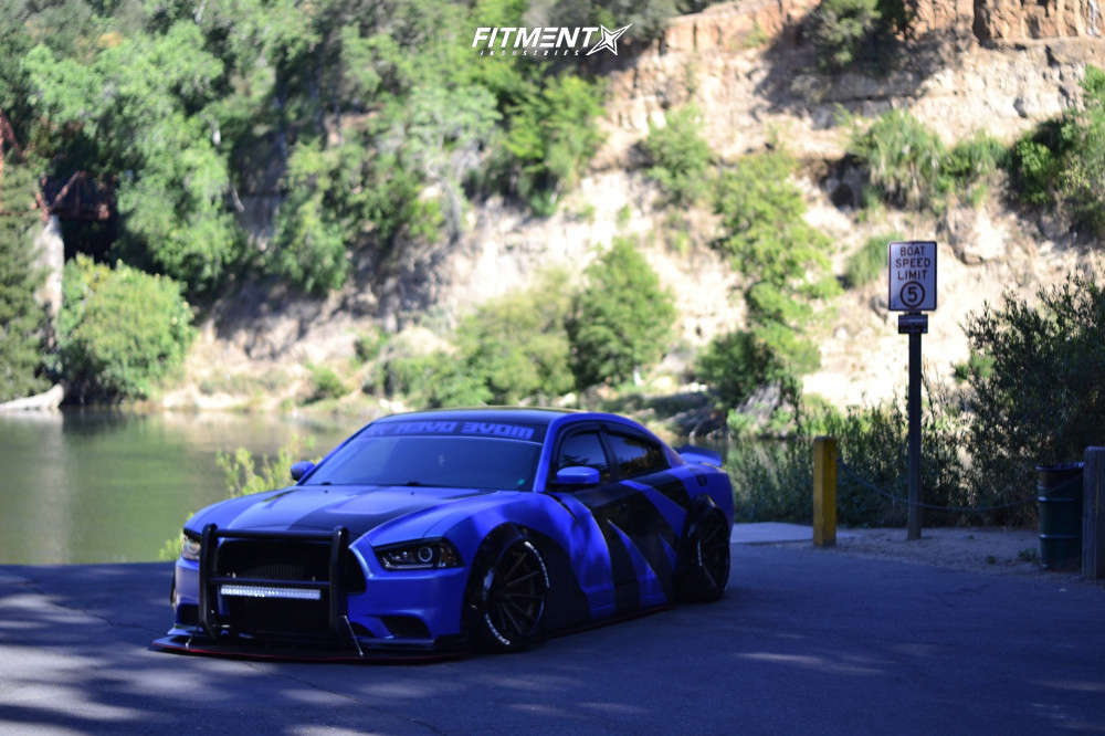 2014 Dodge Charger SE with 20x11.5 Ferrada FR4 and Hankook 305x25 on ...