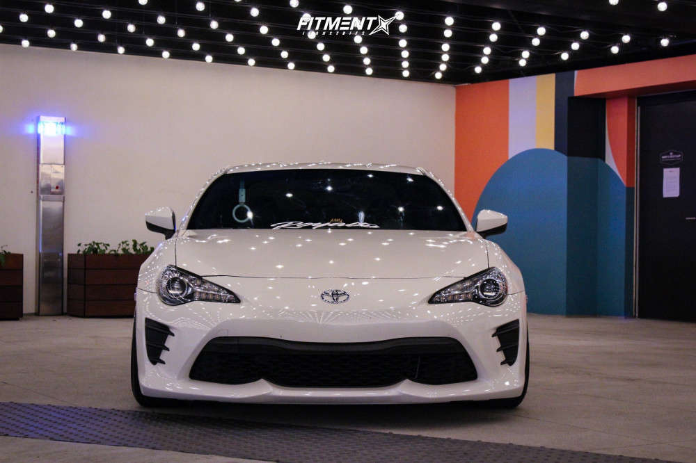 2017 Toyota 86 Base with 18x9.5 ESR Sr05 and Federal 215x40 on ...