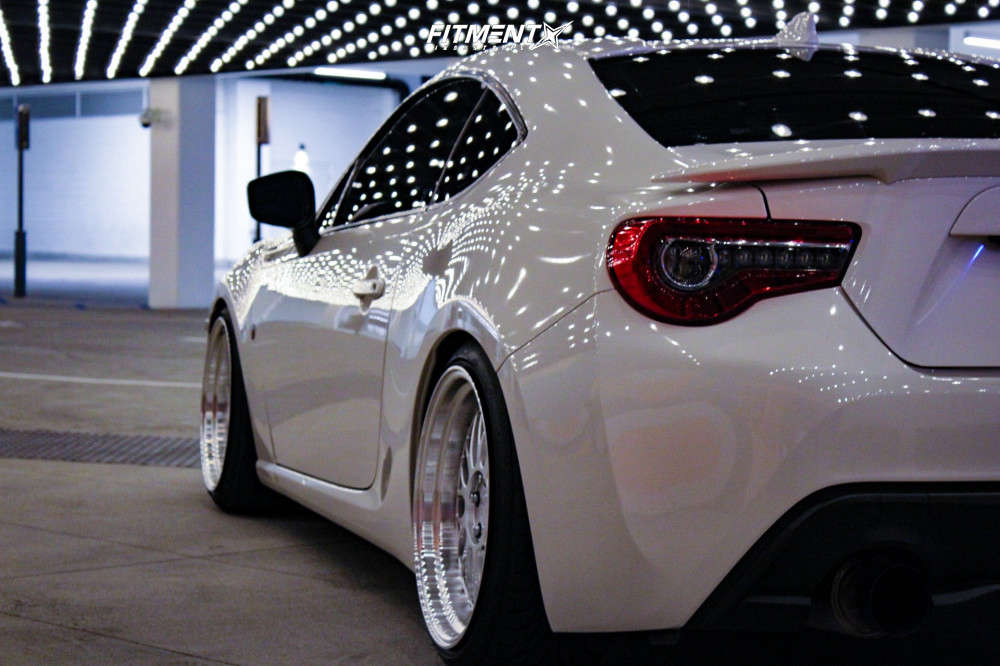 2017 Toyota 86 Base with 18x9.5 ESR Sr05 and Federal 215x40 on ...