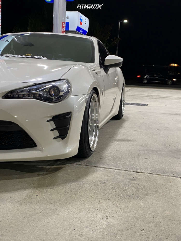 2017 Toyota 86 Base with 18x9.5 ESR Sr05 and Federal 215x40 on ...