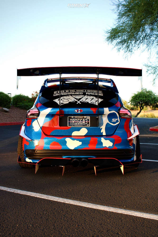 2017 Ford Focus ST with 18x9.5 Cosmis Racing Xt-005r and Achilles ...