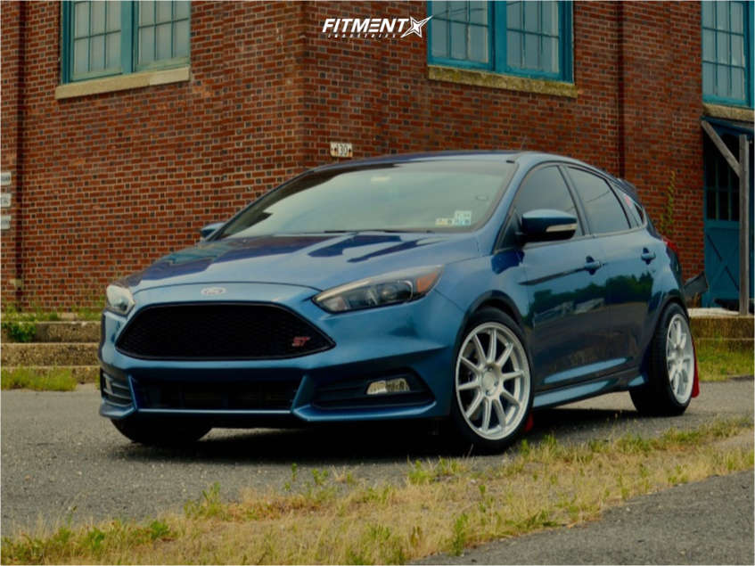 2018 Ford Focus ST with 18x8.5 Motegi Mr140 and Pirelli 235x35 on Stock ...