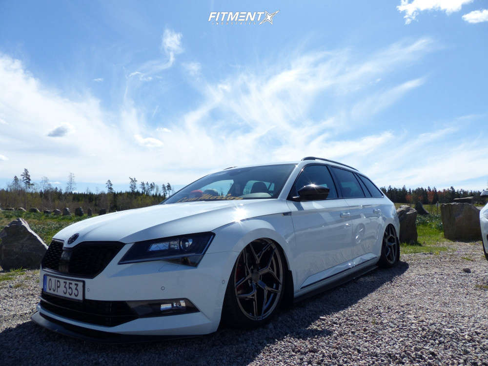 2017 Volkswagen Passat R-Line with 20x8.5 ABS Wheels F33 and Michelin ...
