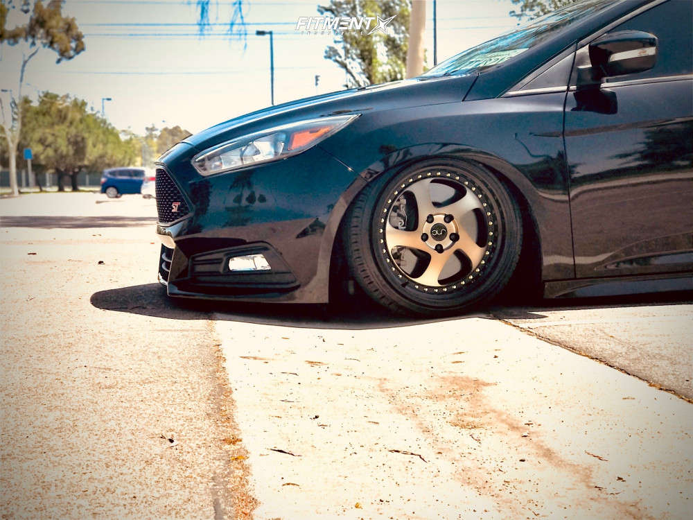 2016 Ford Focus ST with 18x8.5 JNC Jnc034 and Lionhart 215x35 on Air ...