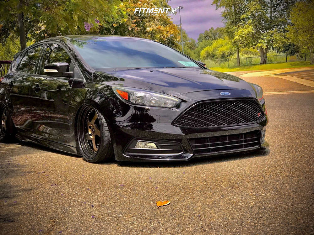 2016 Ford Focus ST with 18x8.5 JNC Jnc034 and Lionhart 215x35 on Air ...