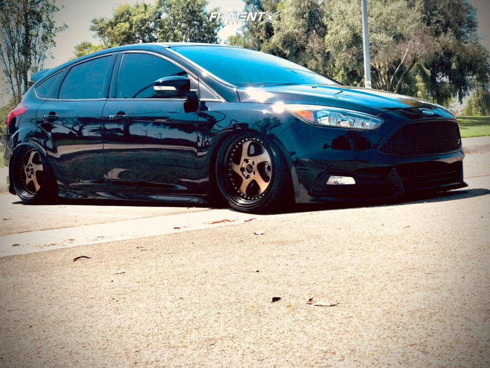2016 Ford Focus ST with 18x8.5 JNC Jnc034 and Lionhart 215x35 on Air ...