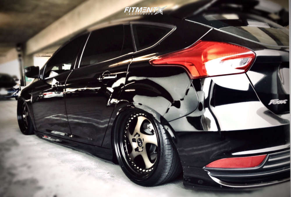 2016 Ford Focus ST with 18x8.5 JNC Jnc034 and Lionhart 215x35 on Air ...