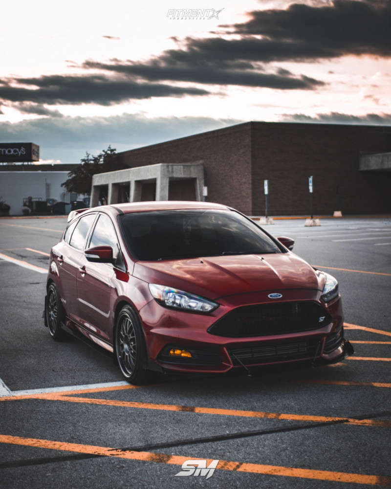 2018 Ford Focus ST with 19x9 Fifteen52 Holeshot and Achilles 225x40 on ...