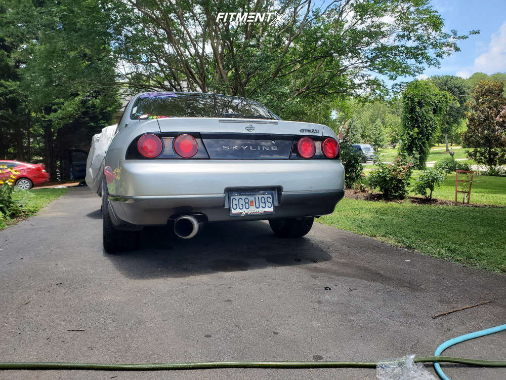 1993 Nissan Skyline R33 Base with 18x9.5 Aodhan Ds08 and Federal 235x40 ...