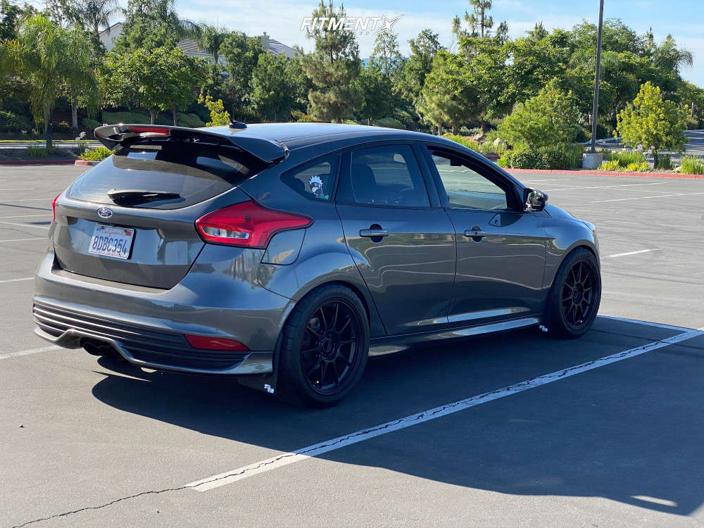 2018 Ford Focus ST with 18x8.5 Konig Dekagram and Federal 245x40 on ...