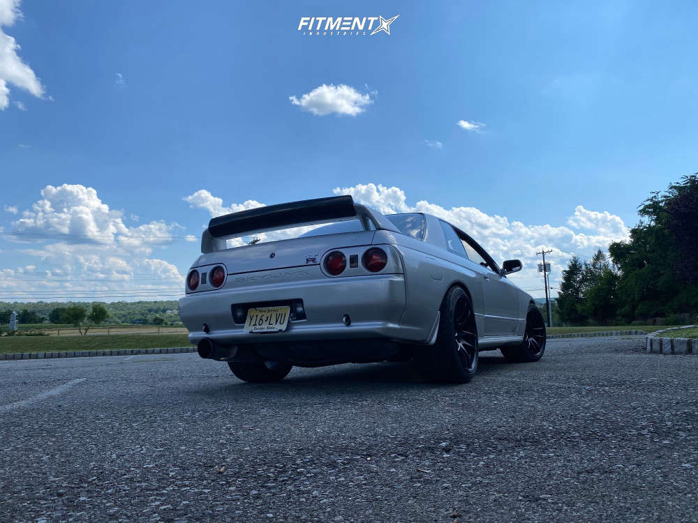1991 Nissan Skyline R32 Base with 18x10.5 Work Emotion Cr Kiwami and ...