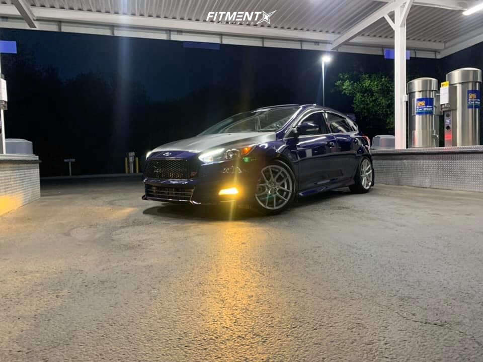 2017 Ford Focus ST with 18x9.5 Niche Vosso and Pirelli 245x40 on ...