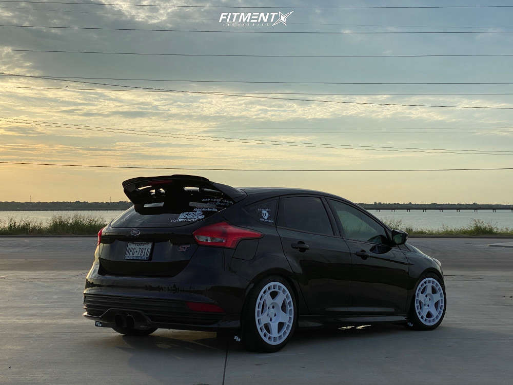 2015 Ford Focus ST with 18x8.5 Fifteen52 Turbomac and Pirelli 255x45 on ...