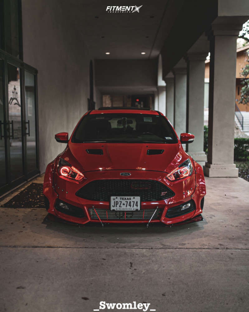 2017 Ford Focus ST with 18x10.5 Work Emotion Cr 2p and Michelin 285x35 ...