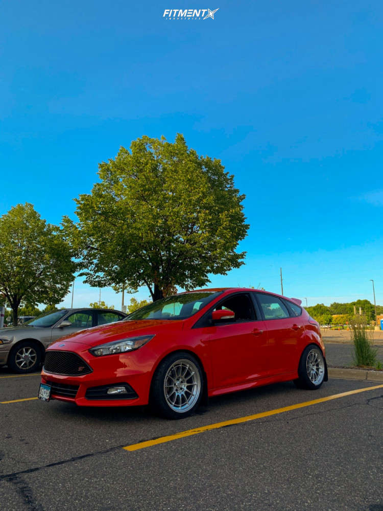 2017 Ford Focus ST with 18x9.5 Enkei NT03M and Nitto 245x40 on Lowering ...