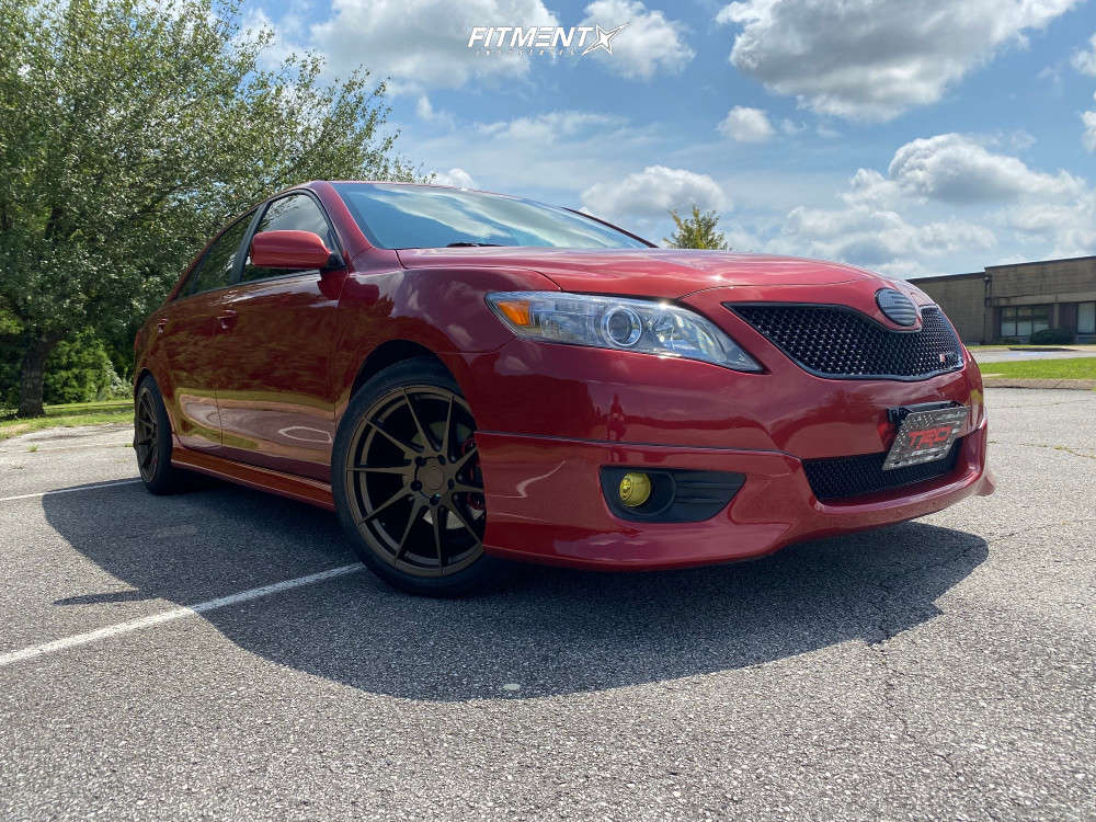 2011 Toyota Camry SE 4dr Sedan (2.5L 4cyl 6A) with 18x9.5 Aodhan Ah09 ...