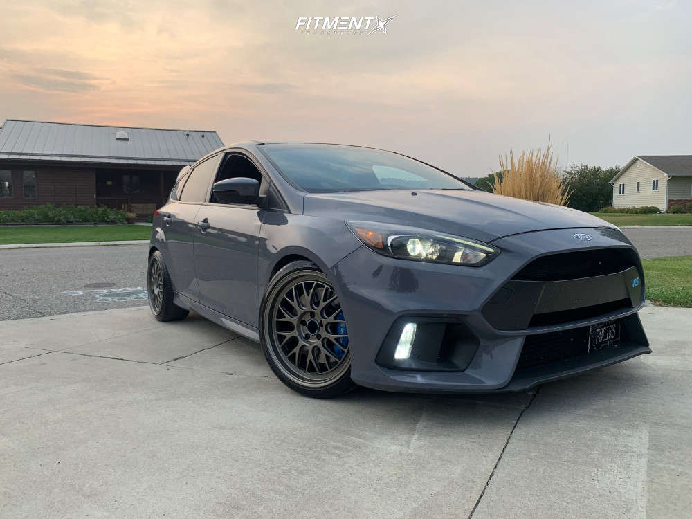2017 Ford Focus RS with 19x9 Fifteen52 Holeshot and Michelin 235x35 on ...
