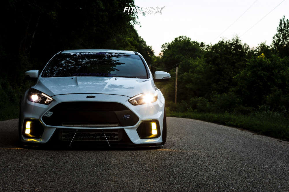 2016 Ford Focus RS with 18x9.5 ESR Cs2 and Nitto 235x40 on Air ...