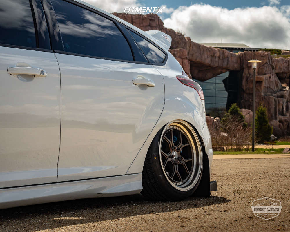 2016 Ford Focus RS with 18x9.5 ESR Cs2 and Nitto 235x40 on Air ...