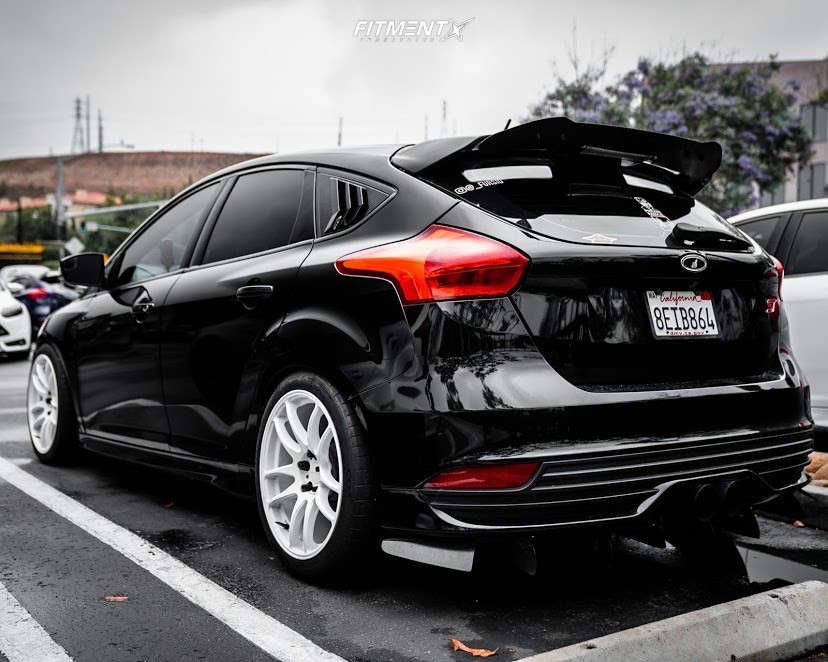 2018 Ford Focus ST with 18x8.5 Vordoven Forme 9 and Continental 235x45 ...
