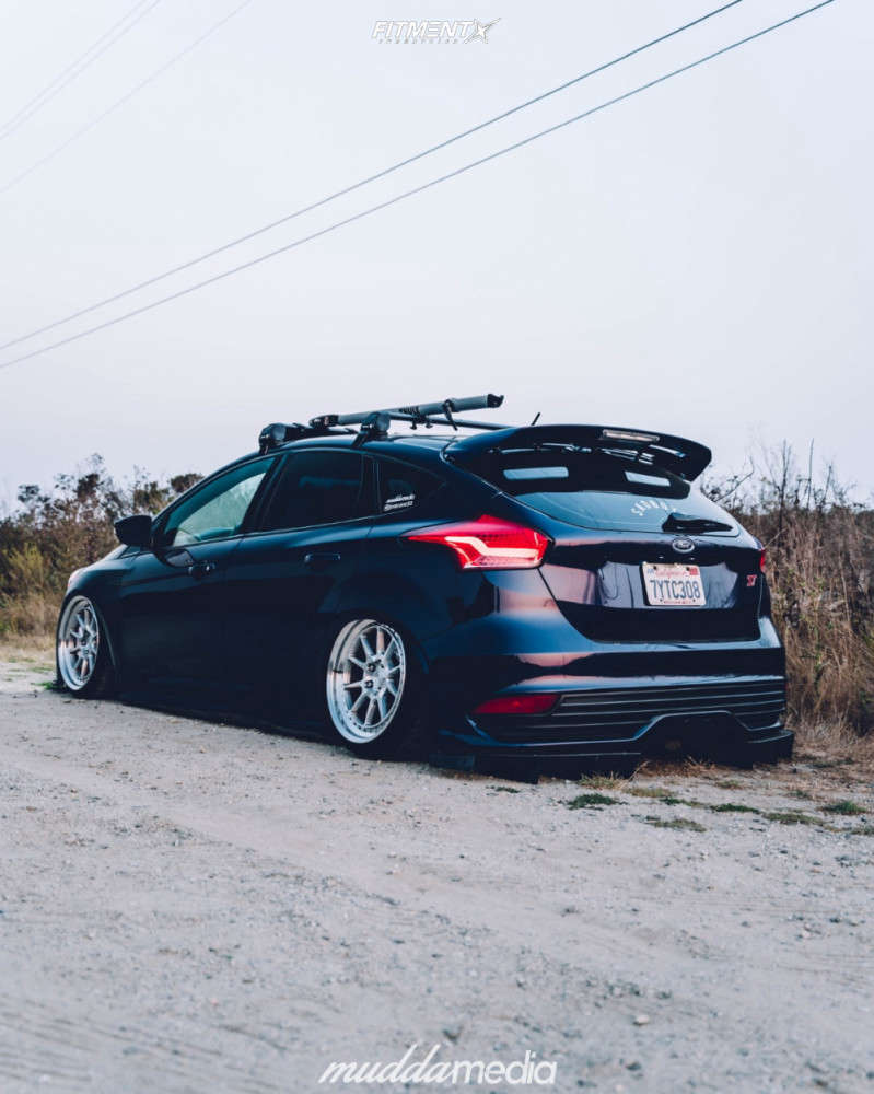 2017 Ford Focus ST with 18x9.5 BC Forged LE10 and Federal 225x35 on Air ...