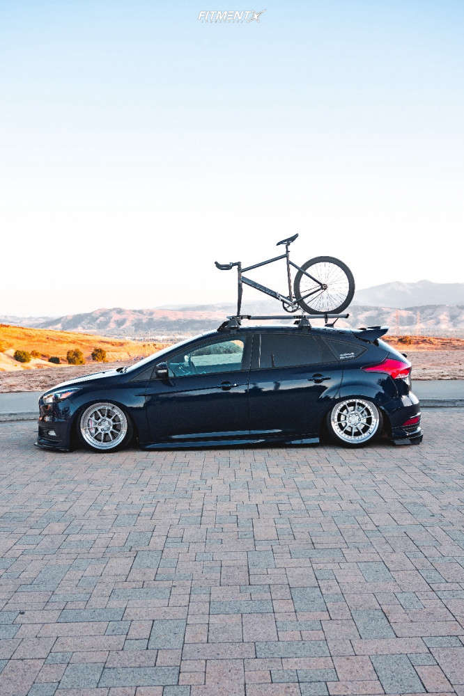 2017 Ford Focus ST with 18x9.5 BC Forged LE10 and Federal 225x35 on Air ...