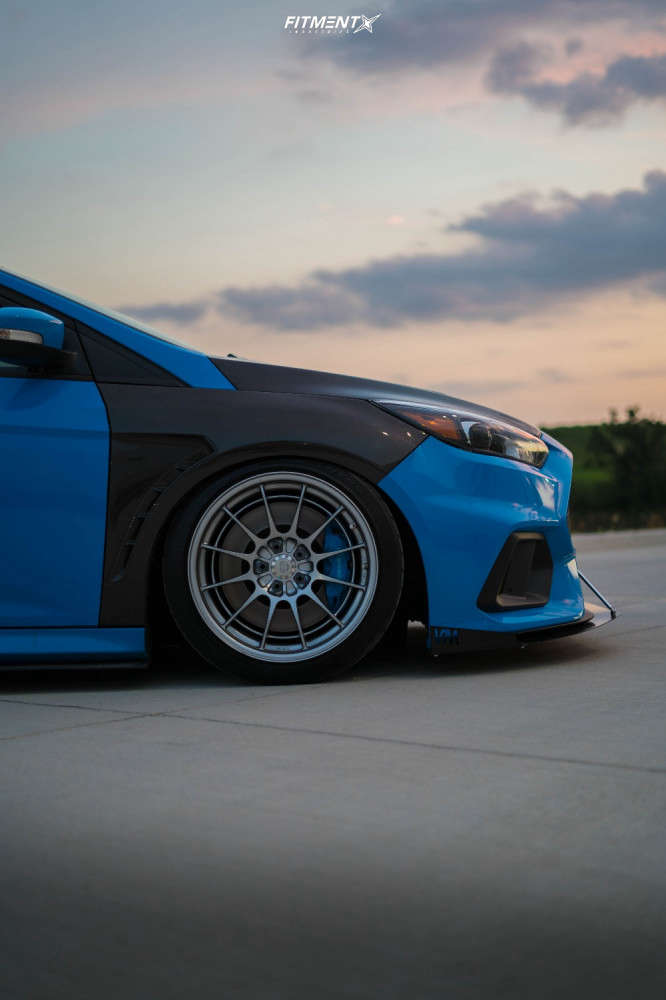2016 Ford Focus RS with 18x9.5 Enkei NT03M and Nitto 235x40 on Air ...