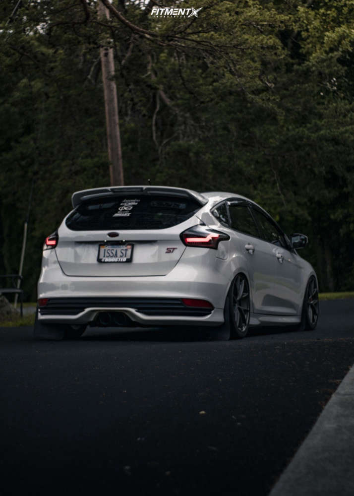2017 Ford Focus ST with 18x8 Niche Misano and Continental 235x40 on Air ...