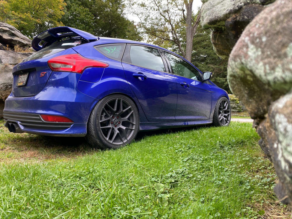 2015 Ford Focus ST with 19x9.5 RTR Tech 7 and Federal 275x35 on ...