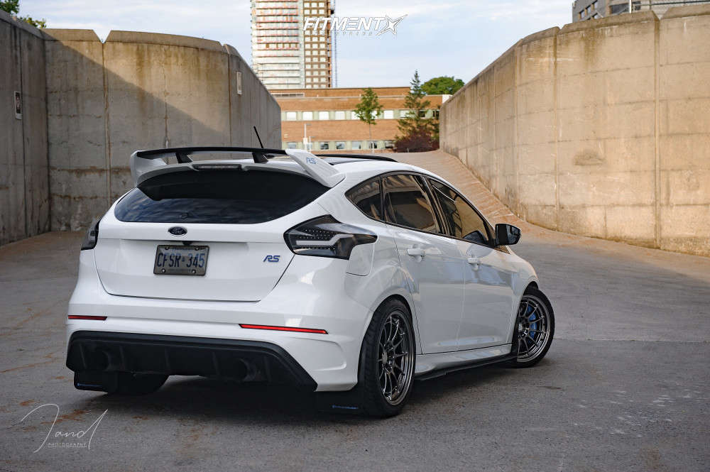 2017 Ford Focus RS with 18x9.5 Enkei Nt03m and Sailun 265x35 on Air ...