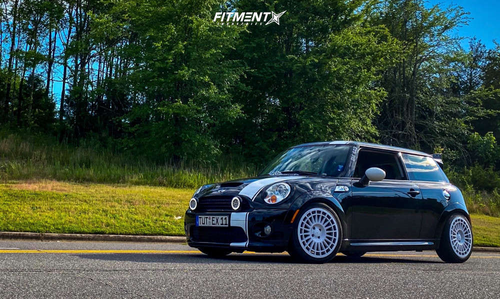 2009 Mini Cooper S with 17x7.5 Fifteen52 Integrale and Hankook 205x45 ...