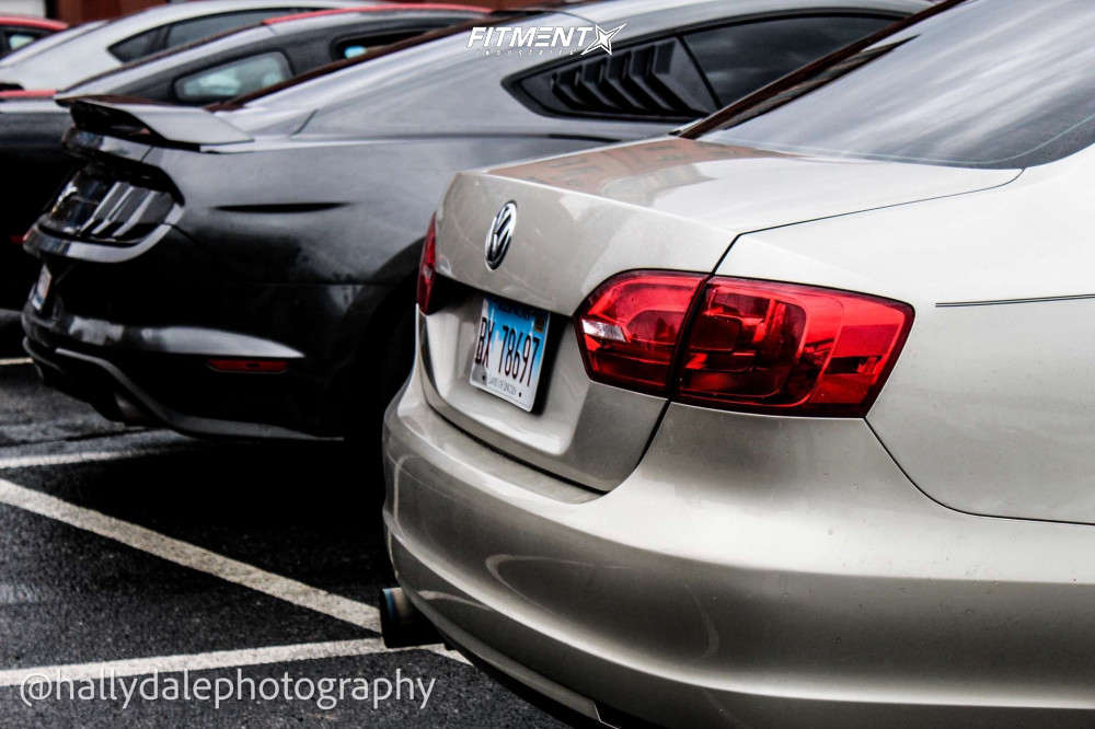 2013 Volkswagen Jetta SE with 18x8.5 Rotiform Blq and Nitto 215x35 on ...