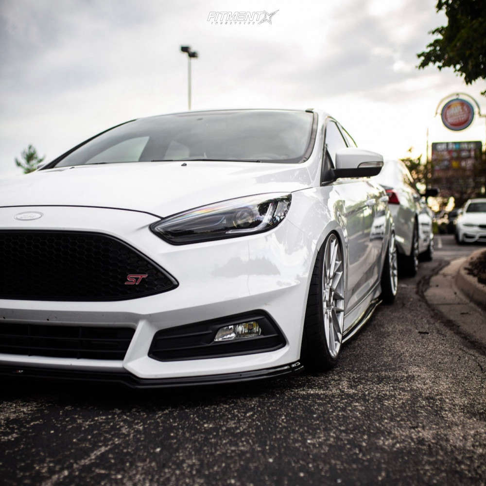 2018 Ford Focus ST with 19x8.5 Rotiform Rse and Achilles 225x35 on Air ...