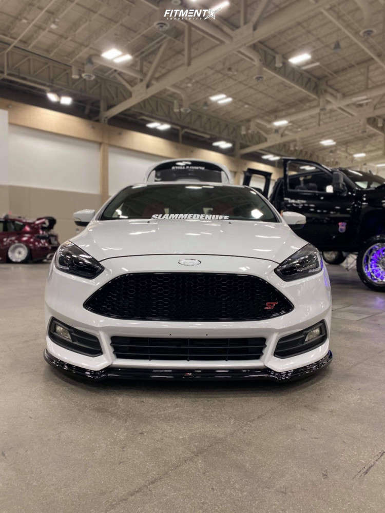 2018 Ford Focus ST with 19x8.5 Rotiform Rse and Achilles 225x35 on Air ...
