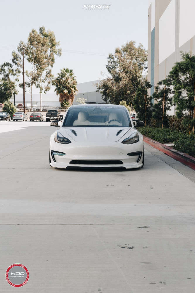 2018 Tesla 3 Long Range with 20x9.5 HRE 540 and Falken 235x35 on Air ...