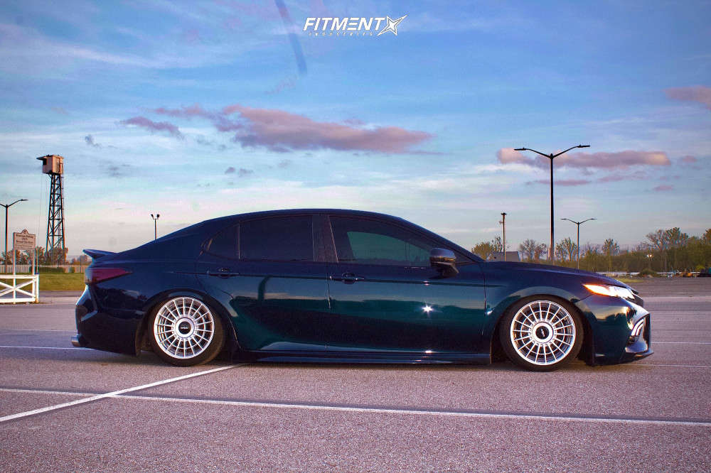 2018 Toyota Camry SE with 18x8.5 Rotiform Las-r and Hankook 225x40 on ...