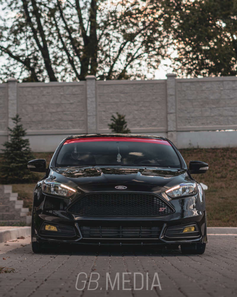 2017 Ford Focus ST with 18x8.5 Fifteen52 Chicane and Firestone 225x40 ...