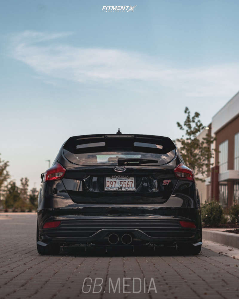2017 Ford Focus ST with 18x8.5 Fifteen52 Chicane and Firestone 225x40 ...