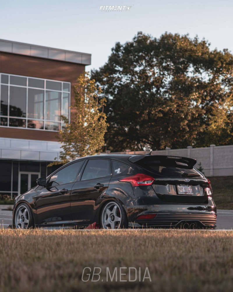 2017 Ford Focus ST with 18x8.5 Fifteen52 Chicane and Firestone 225x40 ...