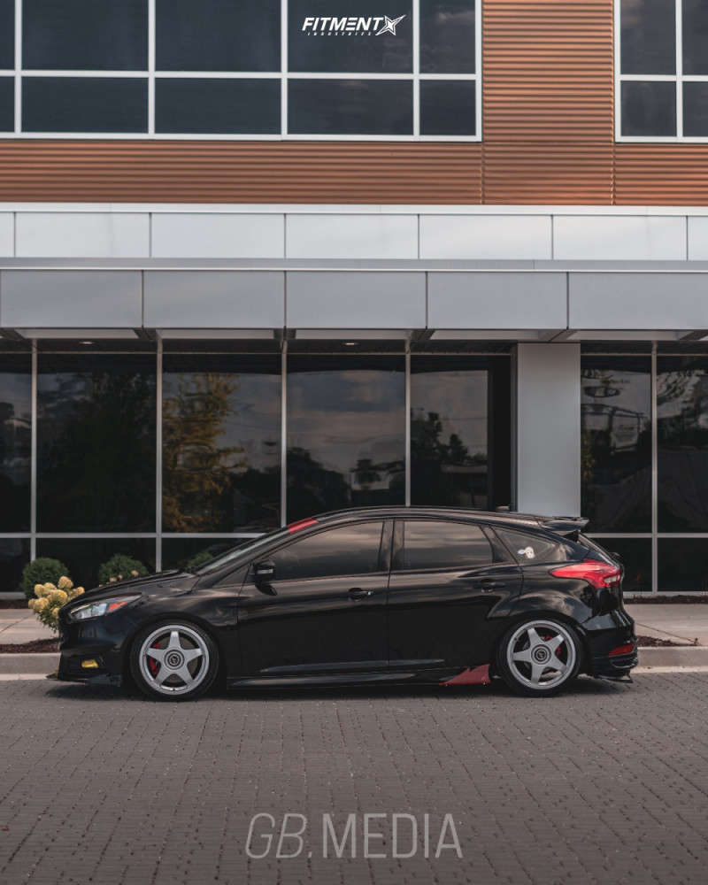 2017 Ford Focus ST with 18x8.5 Fifteen52 Chicane and Firestone 225x40 ...