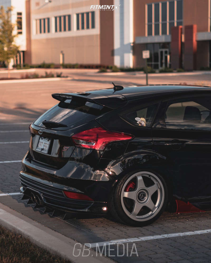 2017 Ford Focus ST with 18x8.5 Fifteen52 Chicane and Firestone 225x40 ...