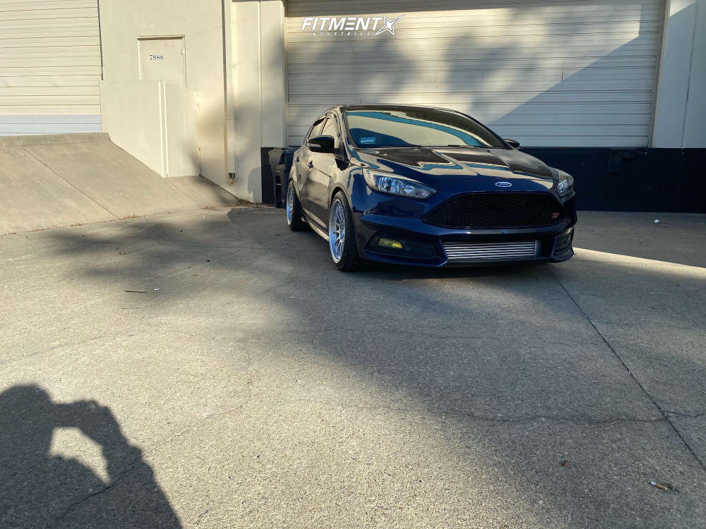 2016 Ford Focus ST with 18x9.5 Enkei Nt03 and Federal 235x45 on ...